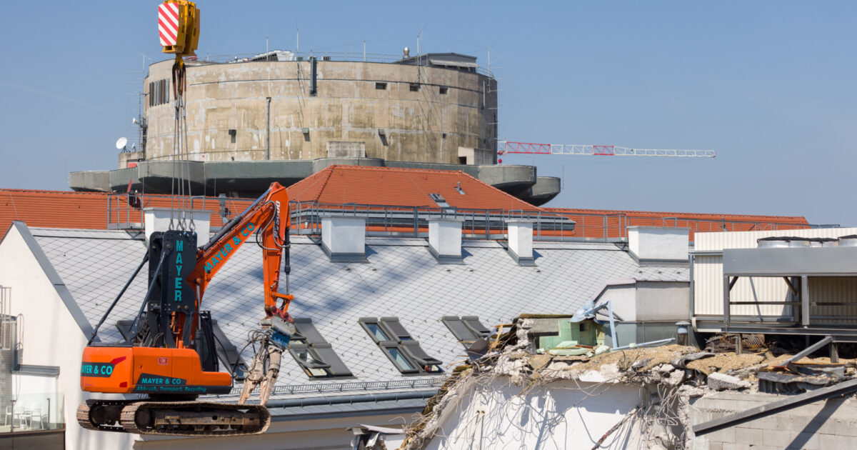 „Fliegender Bagger“ am Leiner-Dach gelandet | SOLID